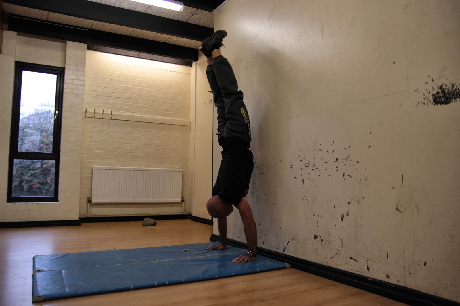 Start Bodyweight Training: Handstands