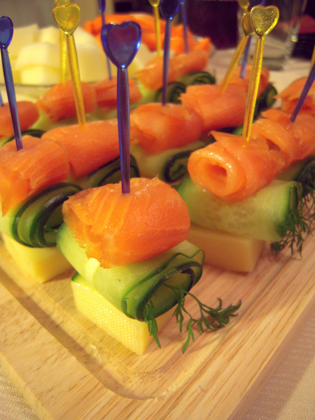 Noore perenaise katsetused: Juustu-kurgi-suitsulõhe suupisted