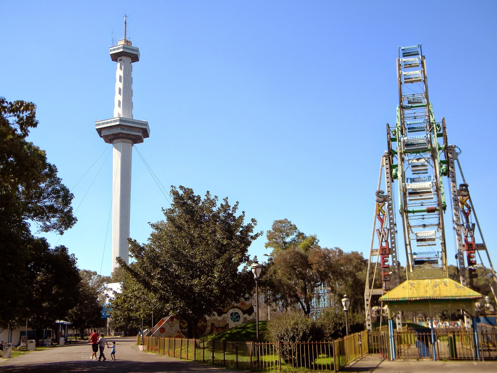 Explorador Turístico: Torre Espacial del Parque de la Ciudad