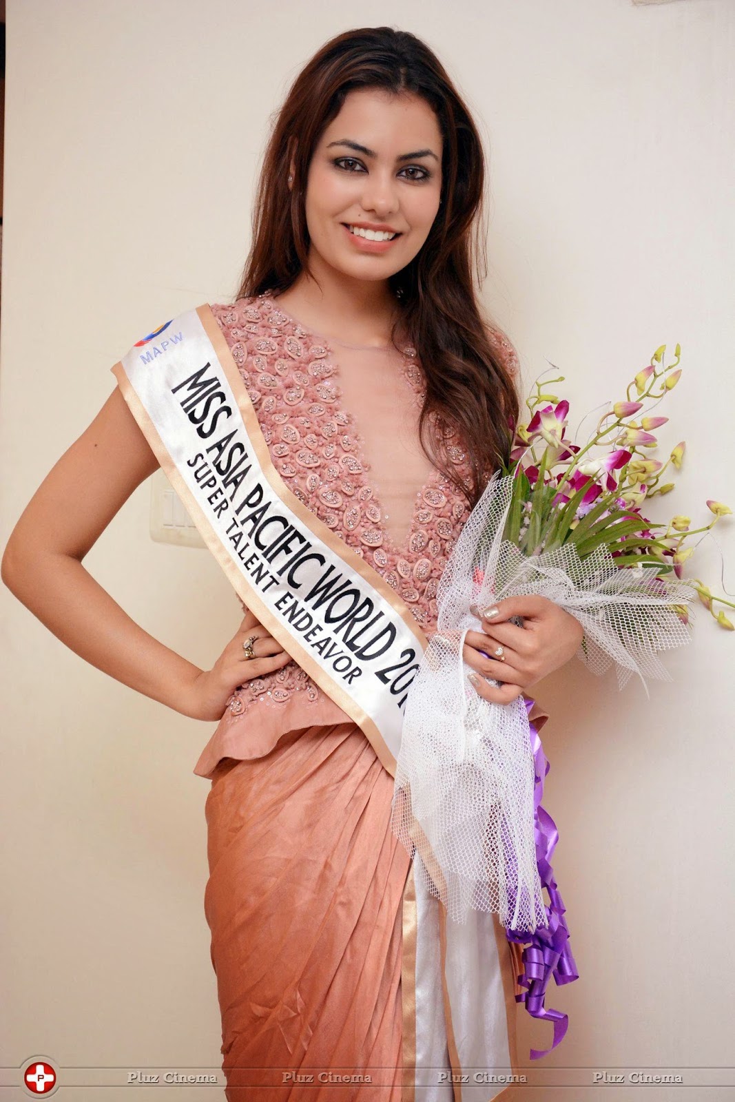 Srishti Rana HD Wallpapers | TV Biography