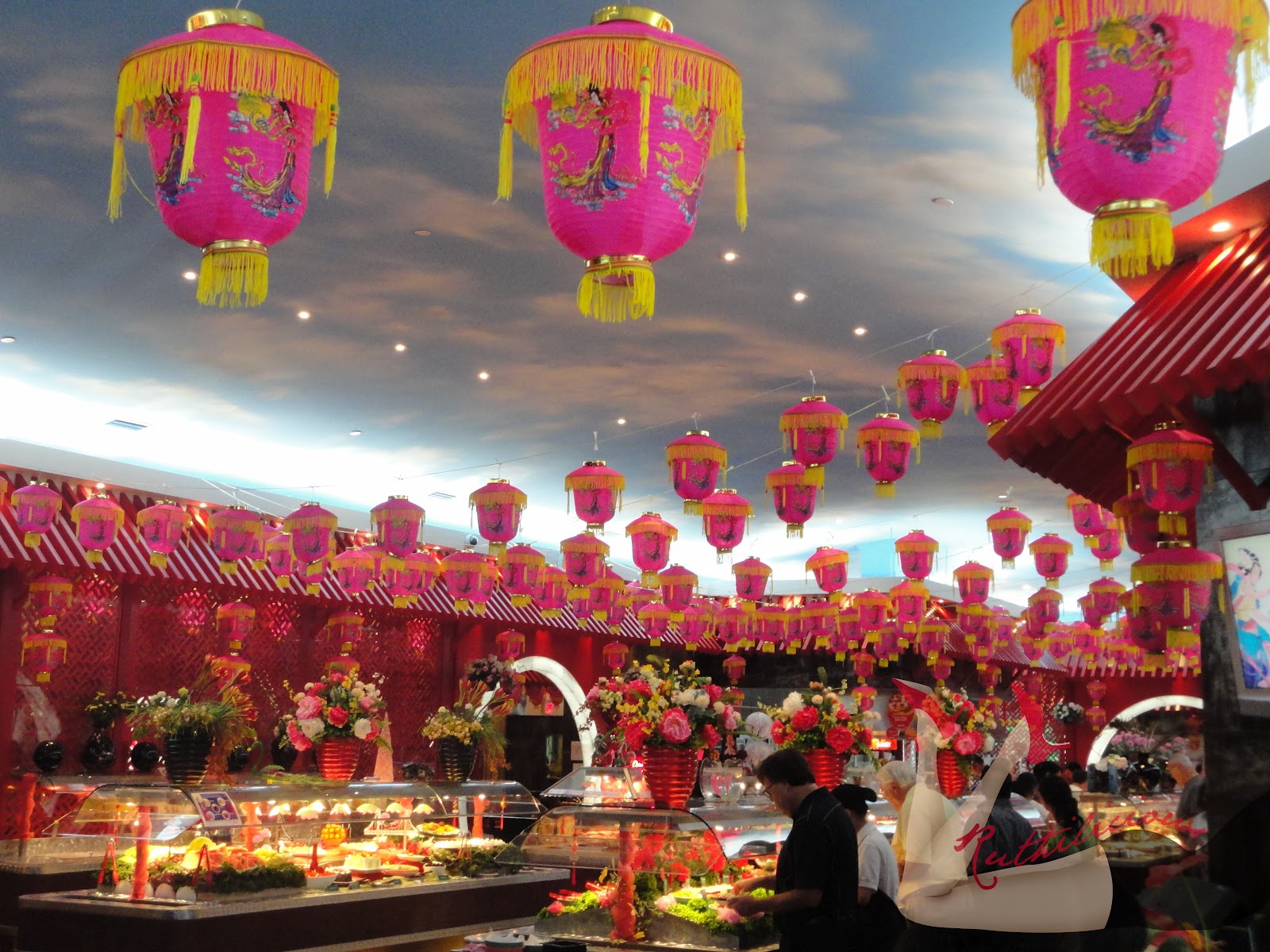 To know what good food are served in the buffet tables, click Read More..