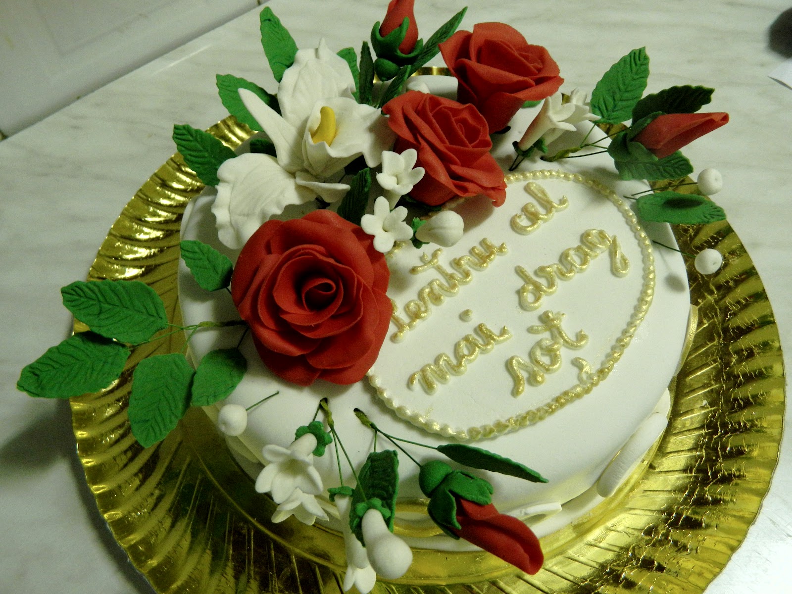 Nelly's Cakes: Tort cu trandafiri rosii