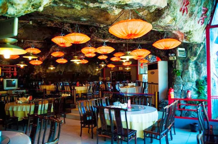 Mail2Day: Unusual Hanging Restaurant in China (9 pics)