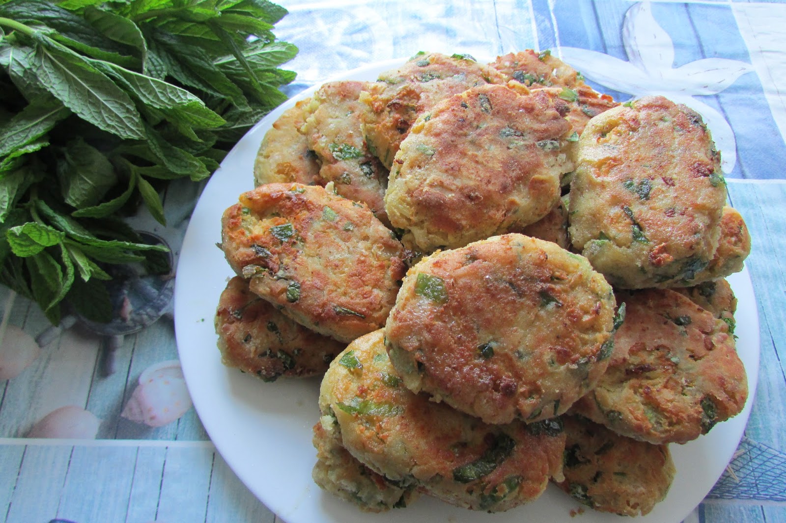 Placuszki z ciecierzycy, czyli pitaroudia apo revithia