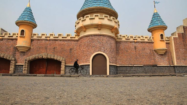 POST APOCALYPTIC DISNEYLAND