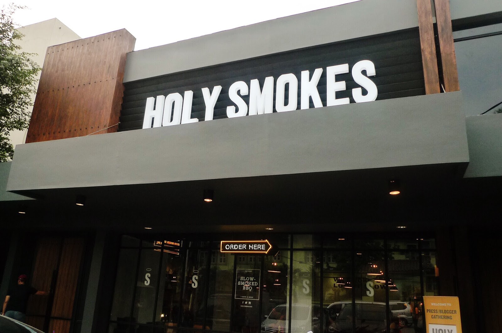 KULINER : HOLY SMOKES, Menikmati Barbeque Ala Texas.