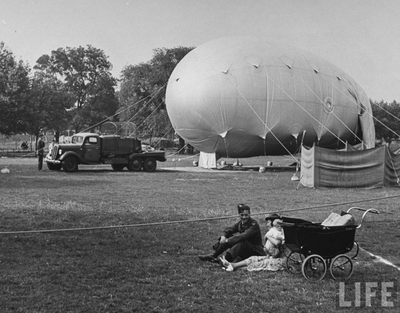 21 Amazing Vintage Photographs That Show Evacuees the Measures Being ...
