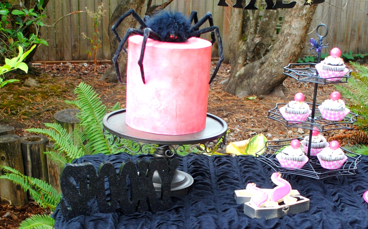 Fizzy Party: Flamingo Halloween Party