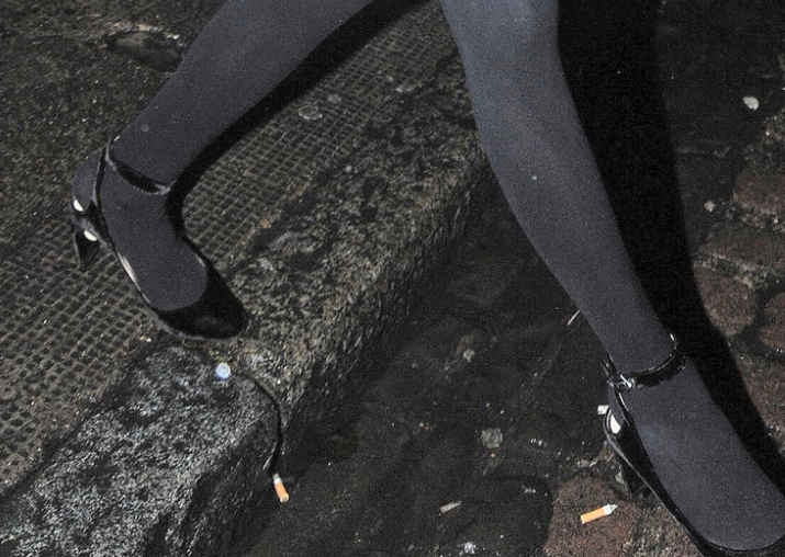 Celebrity Legs and Feet in Tights: Alexa Chung`s Legs and Feet in Tights 8