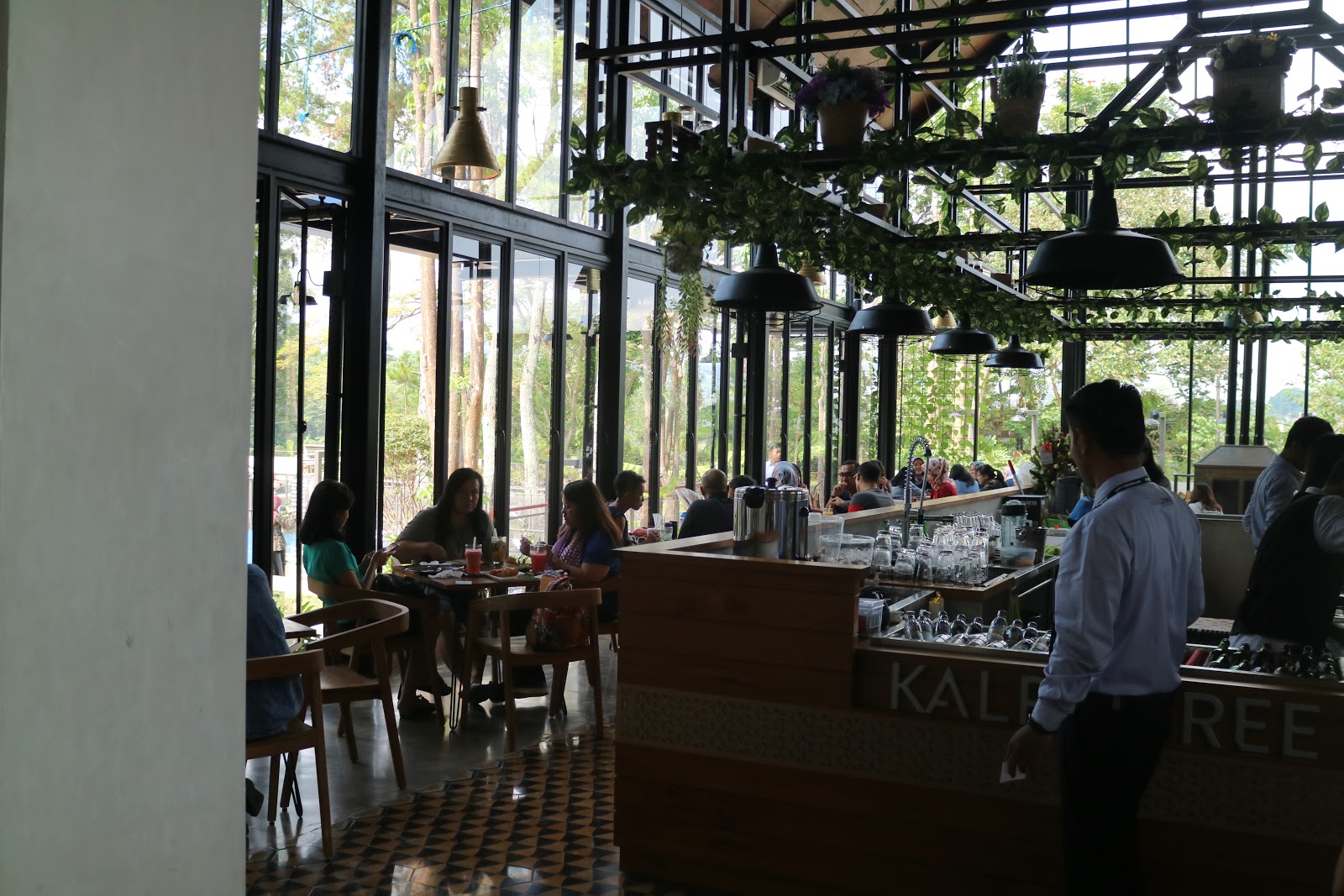CAFÉ BARU DI BANDUNG: KALPA TREE RESTO CIUMBULEUIT