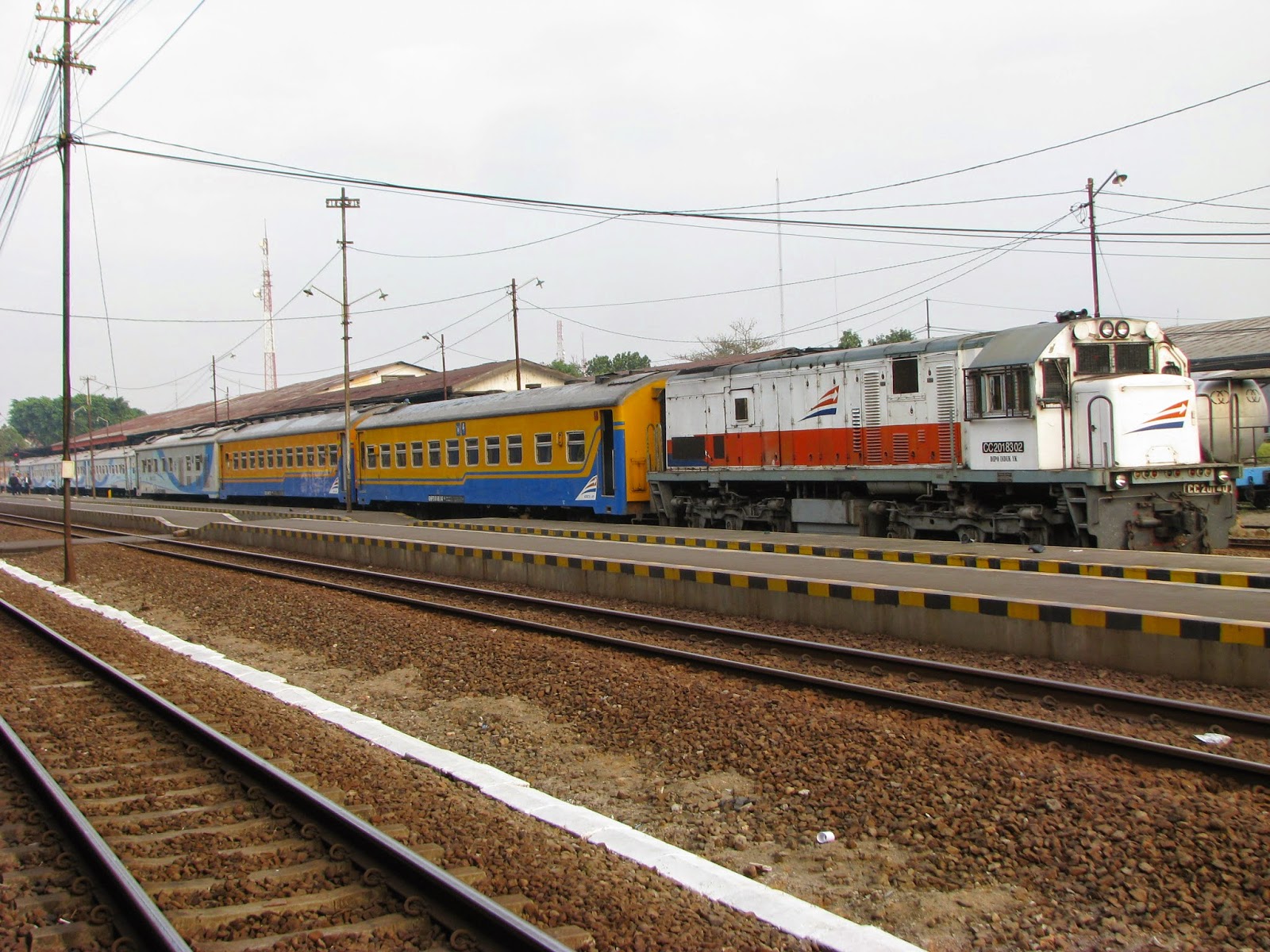 Kereta Api Indonesia: Rangkaian Progo Memasuki Stasiun Besar ...