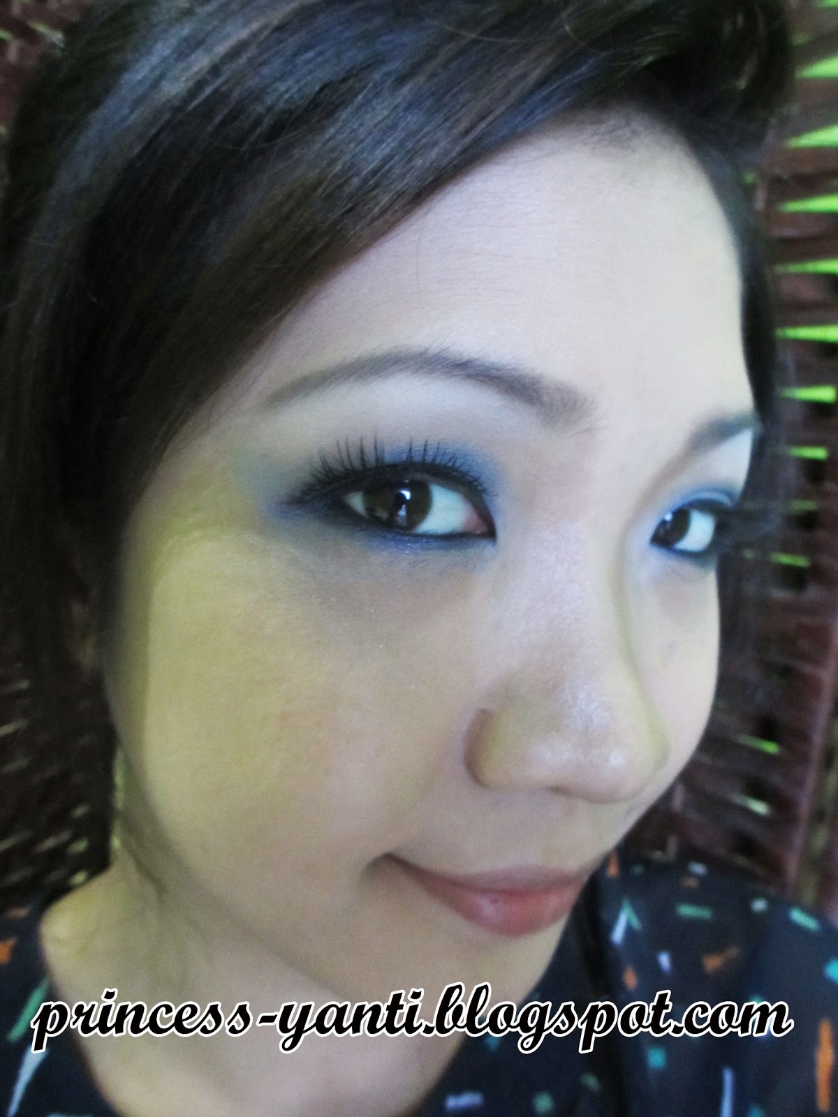 Princess Yanti: Makeup+Hair Of the Day= Blue Smokey Eyes+Messy Bun!!