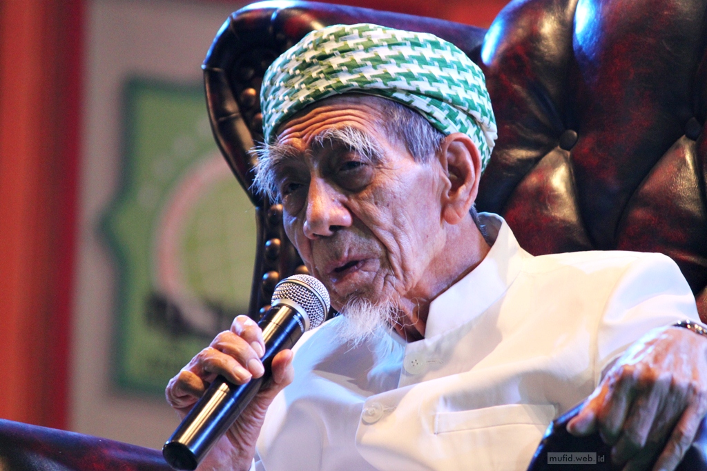 Foto Mbah Maimoen di Pondok Pesantren At Taujieh Al Islamy Leler ...
