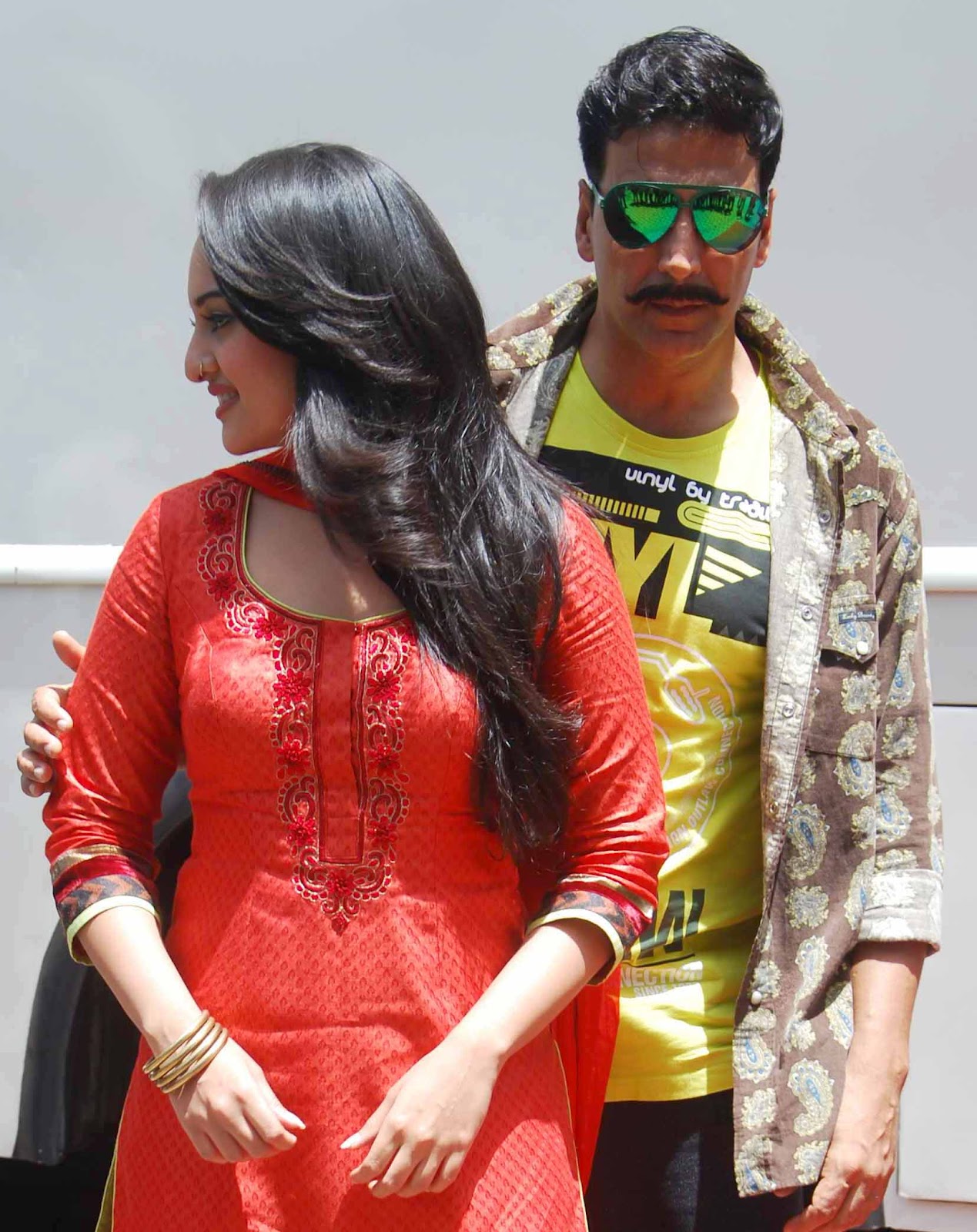 Bollytter: Akshay & Sonakshi Promote Rowdy Rathore On CID