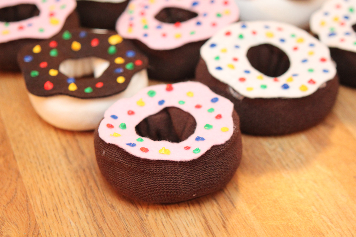 Hey it's the Griders!: DIY Felt Bag of Donuts