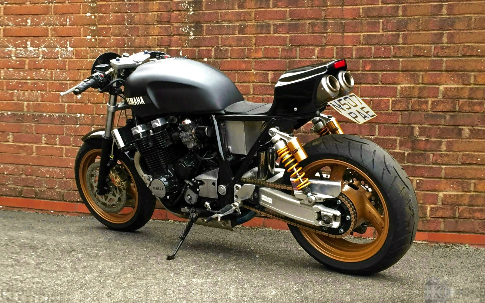 XJR shed built - Inazuma café racer