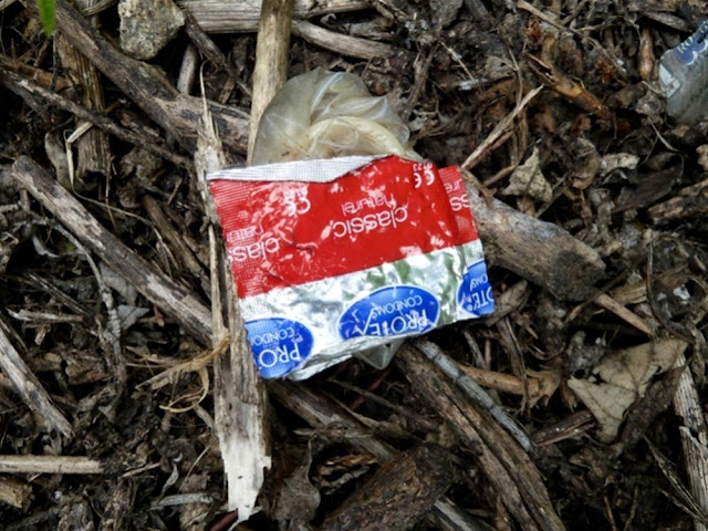 Zone Mâles: 263 - Embalages et capote usagée