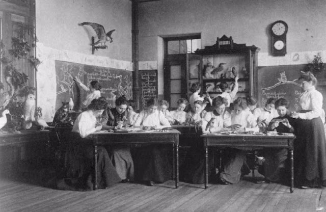 Here's What School Classrooms Looked Like From the Late 19th Century ...