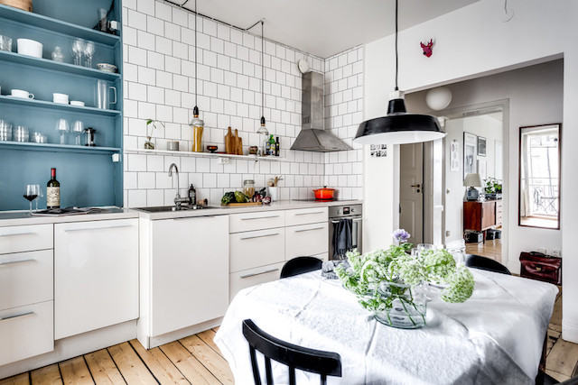 my scandinavian home: A lovely Swedish kitchen with blue accent