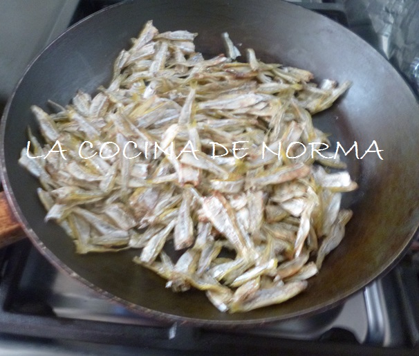 TORTITAS DE CHARALES CON NOPALES EN SALSA ROJA - La Cocina de Norma