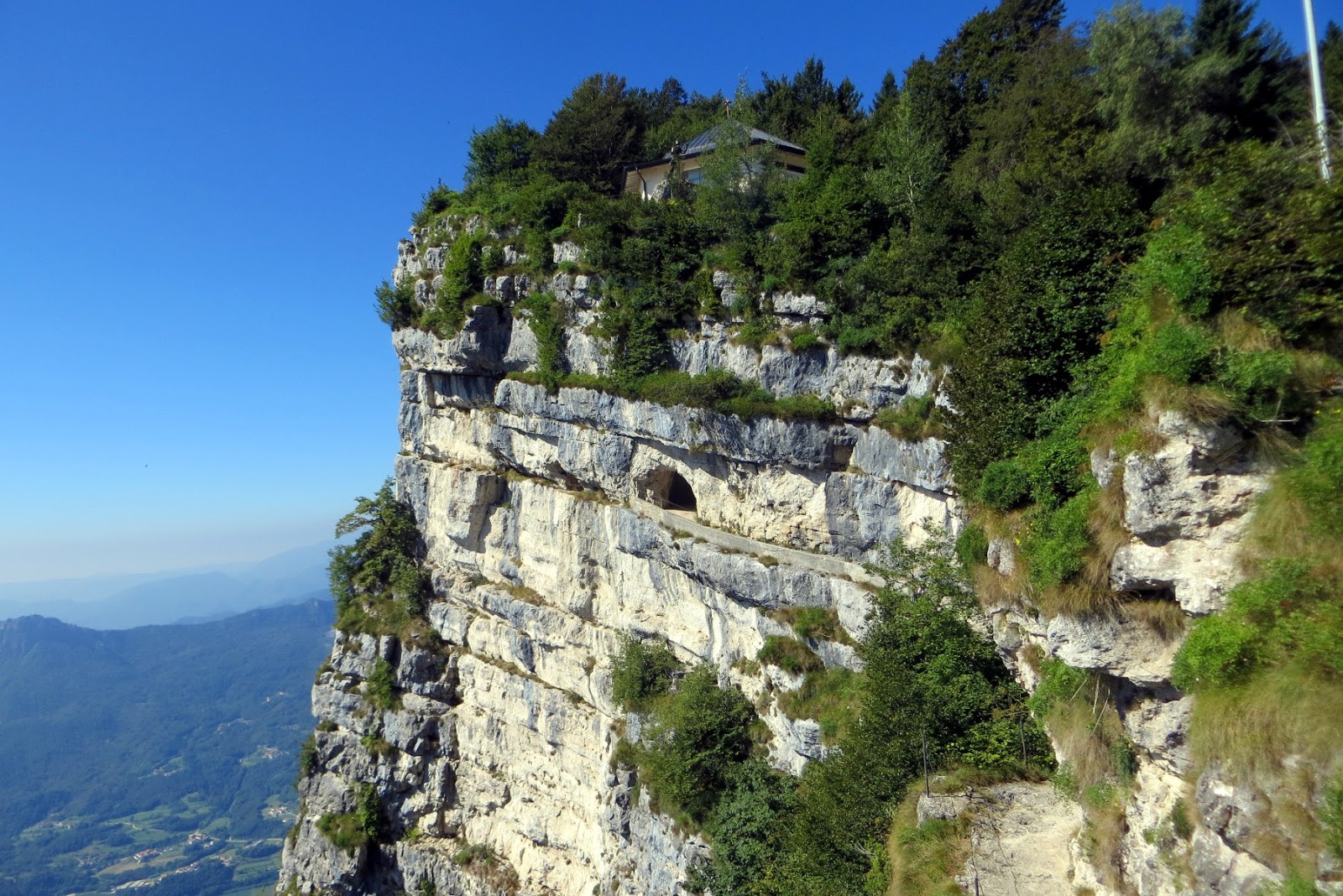 Escursione alle gallerie e trincee sul monte Cengio - Montagna di Viaggi