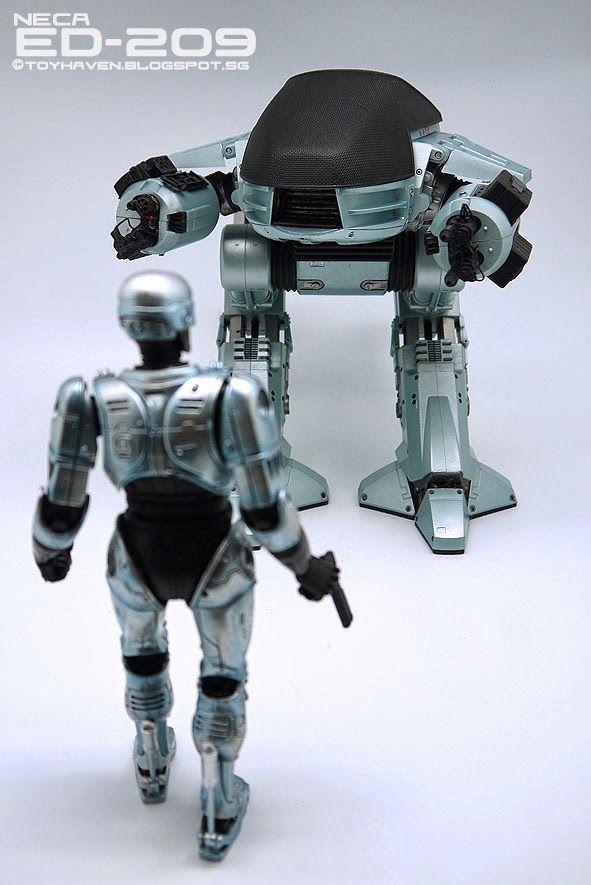 toyhaven: NECA 10-inch ED-209 and McFarlane 7-inch Robocop action ...