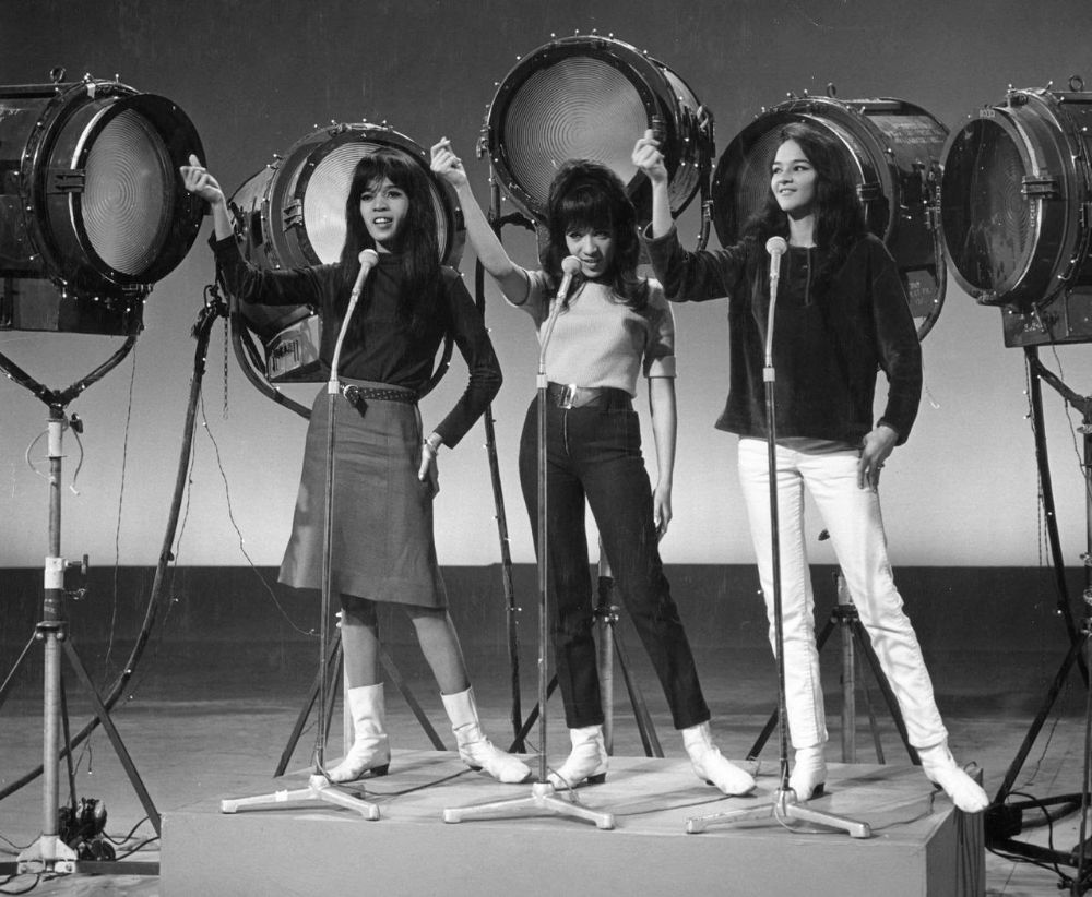 30 Fascinating Vintage Photographs of The Ronettes in the 1960s ...