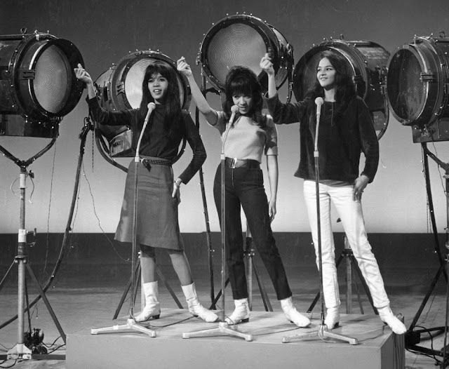 30 Fascinating Vintage Photographs of The Ronettes in the 1960s ...