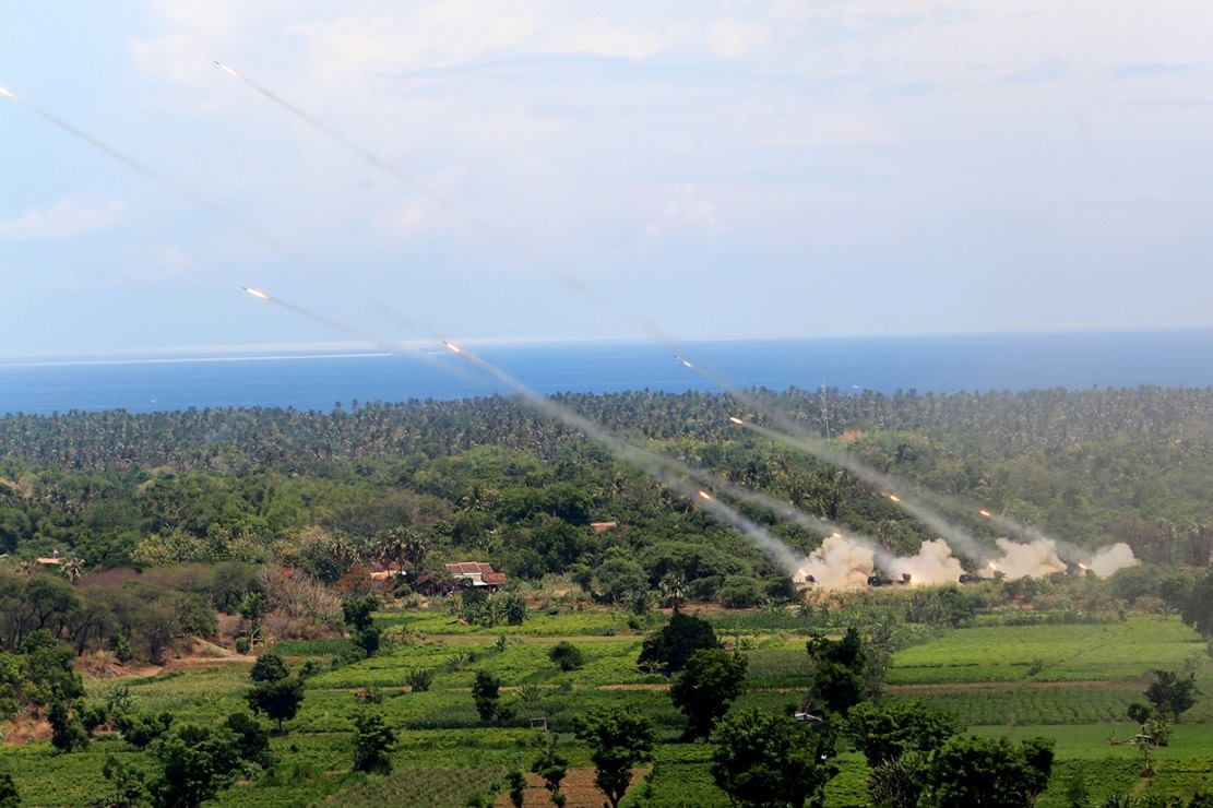 DEFENSE STUDIES: Latihan Bantuan Tembakan Terpadu Libatkan 3 Matra TNI