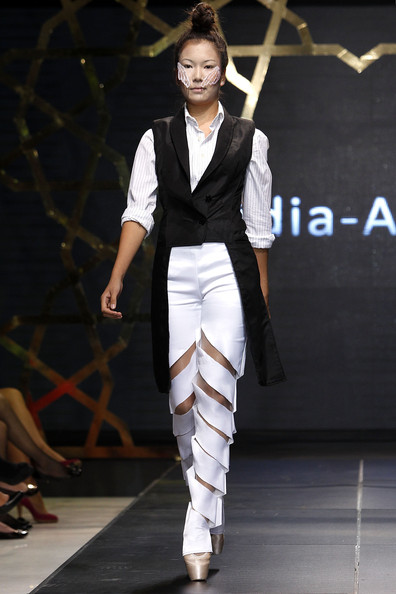 Computer: [ChatMasti] Fashion Model Ramp Walk on General Defile