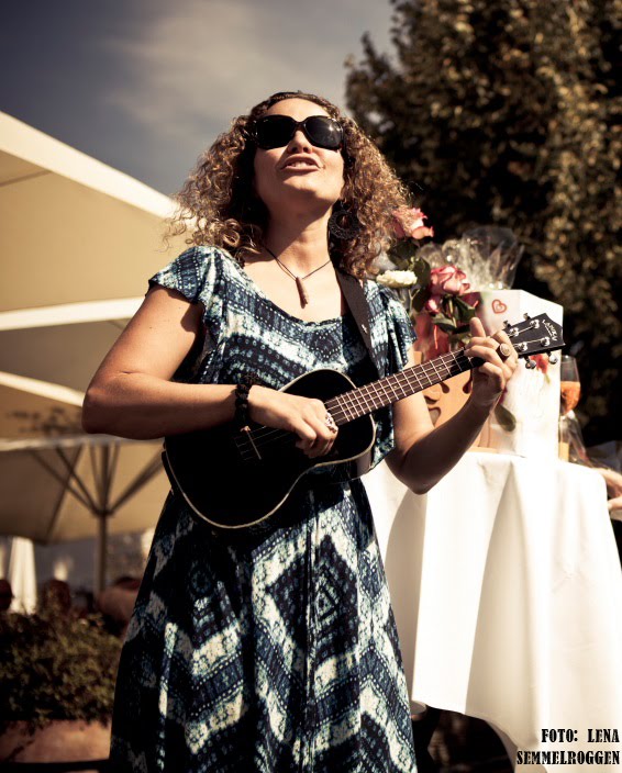 Galerie Café Käthe: 12.2.2012 Caroline Roth und ihre Ukulele ab 20 Uhr