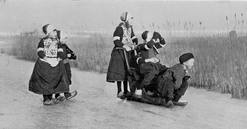 40 Rare Vintage Photographs That Capture Everyday Life in Marken ...