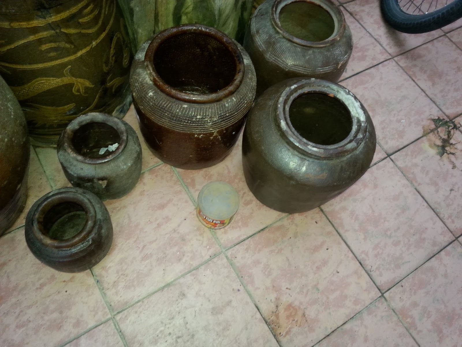 Antique Pasir Akar: Tempayan