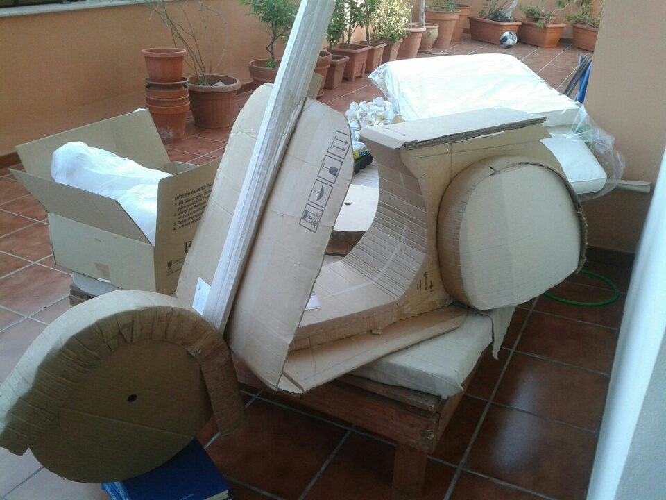 Por amor al arte: MOTO VESPA DE CARTÓN