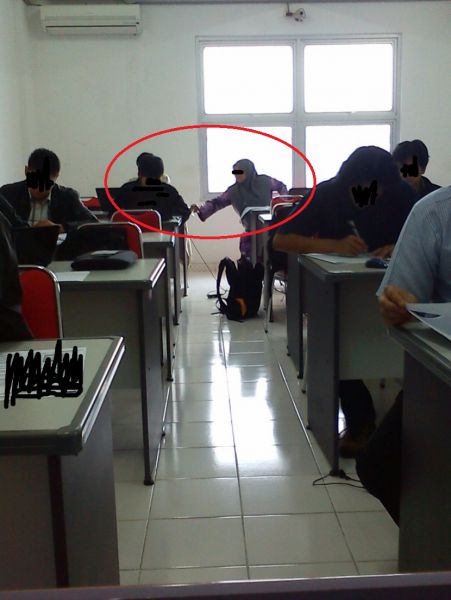 Inilah Foto kelakuan Guru Yang Nyontek Saat Ujian Miris gan..!!