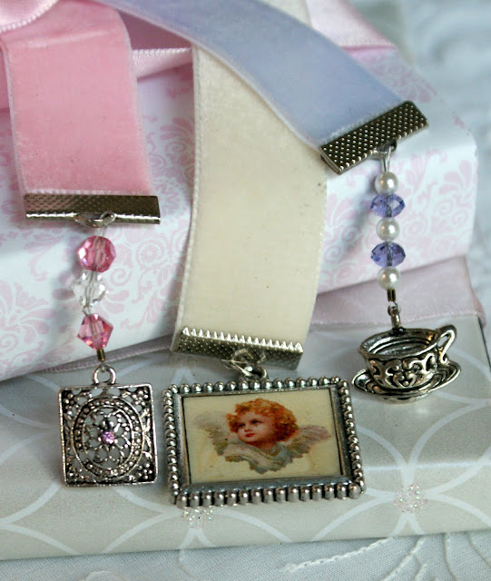 A Little Loveliness: Bookclub Christmas Giveaway