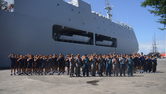 Angkut Ratusan Prajurit, Kapal Perang KRI Surabaya-591 Merapat di Bali ...
