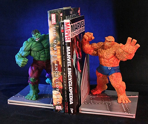 Vitrine - Apoio de livros da Marvel: Hulk e Coisa | Pipoca com Manteiga!