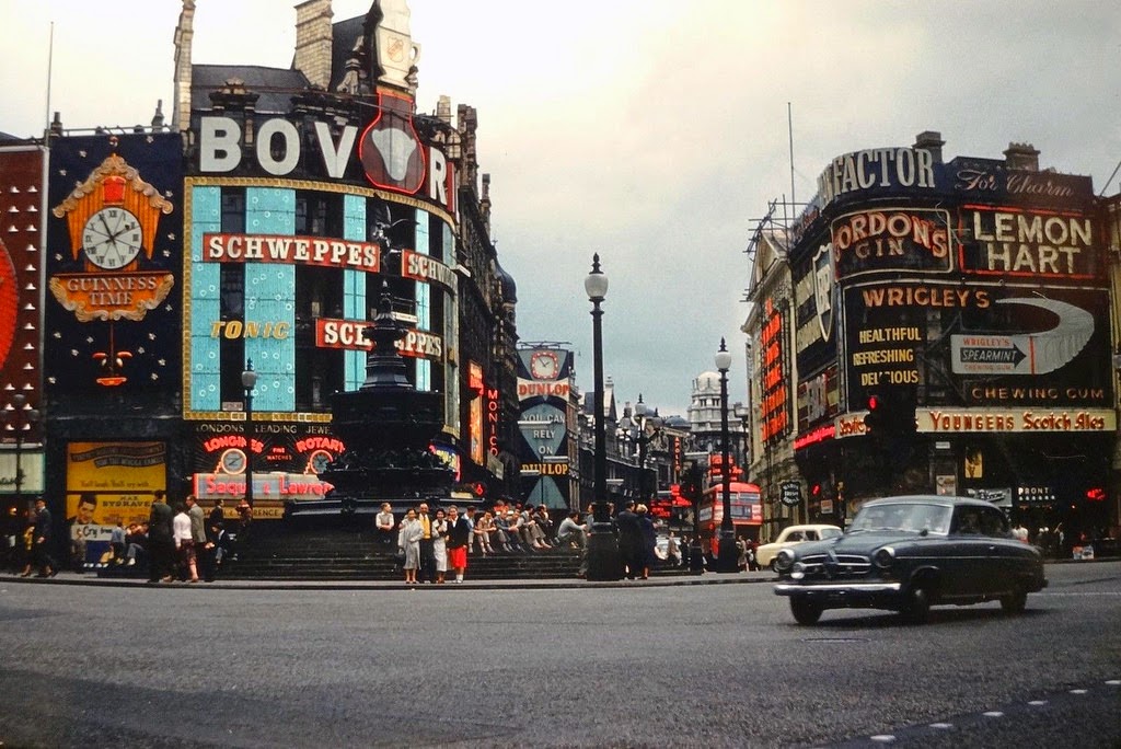 Street Scenes of London in the 1960s ~ Vintage Everyday