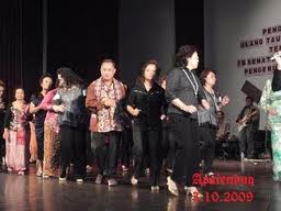 hjlutfi-choras.blogspot.com: Mari kita setuju je lah fatwa poco-poco haram.