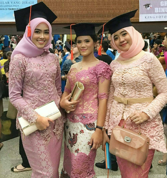 44 Top Baru Baju Graduation 2021