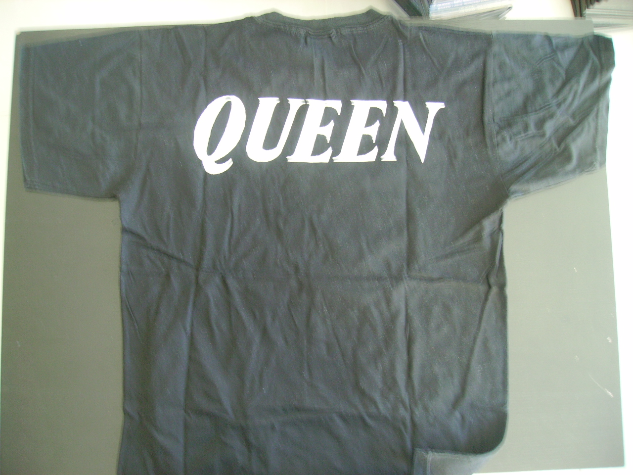 Una especie de Magia: Remera Queenera