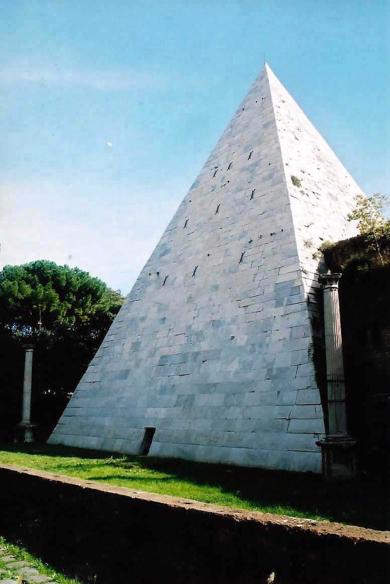 Andiamo Italia: A Pyramid in Rome