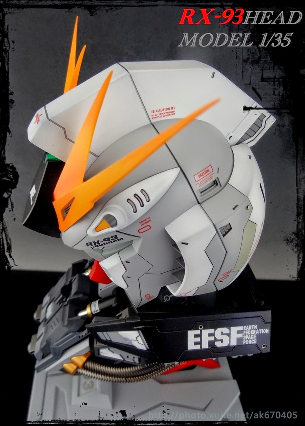 Custom Build: 1/35 RX-93 nu Gundam Head Display