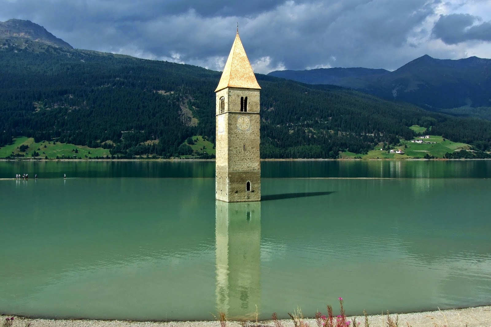 lo spettacolo dell'emozione: il campanile sommerso del Lago di Resia