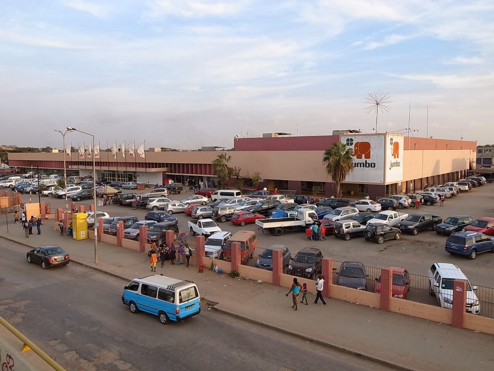 Viajando pelo Mundo: Supermercados em Luanda