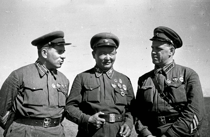 Yellow: Ногоон нүдэн лам ч гэх шиг.