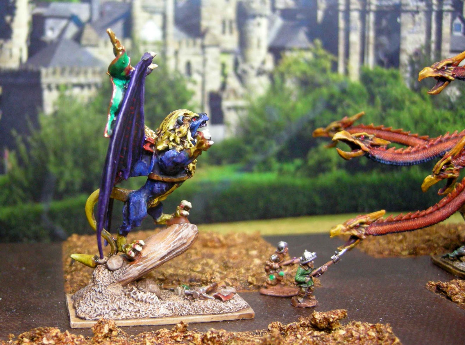 FigurenWelt: Warmaster Manticore und Hydra auf Base