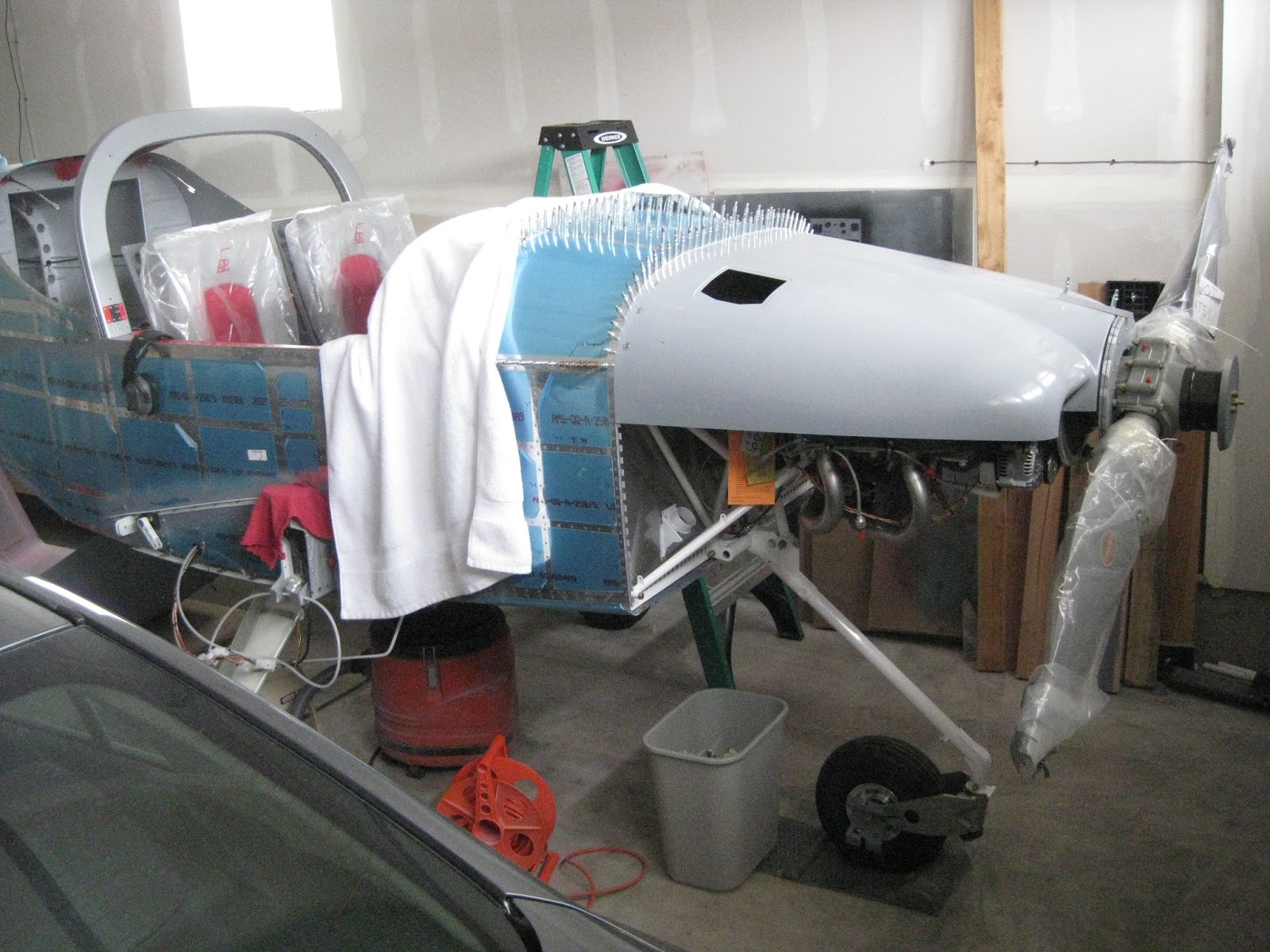 E's Van's RV-14A: Finish: Cowling. Upper cowl mounting completed.