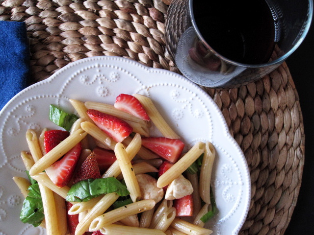la mia cucina piccola: Strawberry Caprese Pasta
